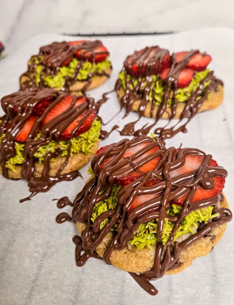 Vegan Dubai Chocolate Strawberry Cookies - Simple Recipes and ...